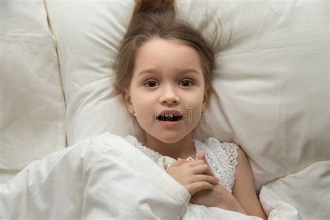 Oben Genannte Ansicht Erschrockenes Mädchen Das Auf Dem Bett
