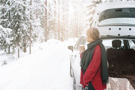 흰색 아름다운 금발의 젊은 여자 에 A 빨간 스웨터 눈과 나무 사이 숲 겨울 도로에 자동차의 트렁크 20 24세에 대한 스톡 사진 및 기타 이미지 Istock