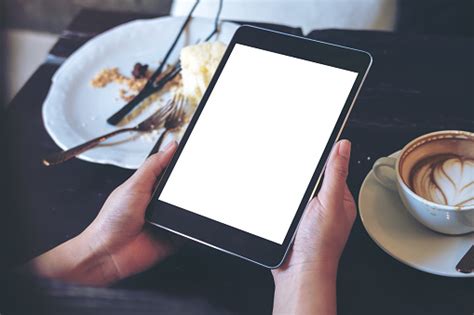 카페에서 흰색 빈 화면 음식 나무 테이블에 케이크와 커피 컵 블랙 태블릿 Pc를 들고 여자의 손의 이미지를 모의 검은색에 대한 스톡 사진 및 기타 이미지 Istock