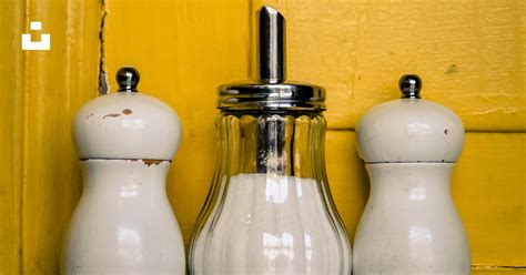 향신료와 소금과 후추 병 사진 Unsplash의 무료 차 이미지