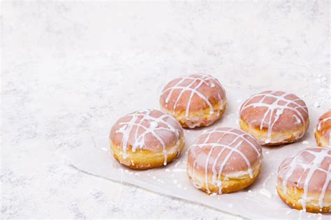 흰색 바탕에 흰색 설탕과 전통적인 폴란드어 도넛 잼이 있는 맛 있는 도넛 가루로 빻은에 대한 스톡 사진 및 기타 이미지 가루로 빻은 갈색 건강에 좋지 않은 음식