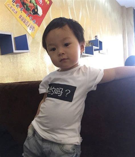 爆笑gif图哥们你自己对着镜子猜拳能赢吗 神笔马良