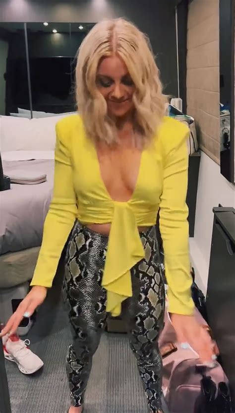I M A Country Singer I Showed The Boob Check I Do Before Shows To Avoid Wardrobe