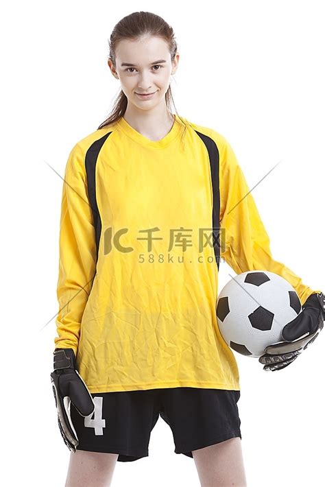 白色背景下带球的年轻女子足球运动员肖像高清摄影大图 千库网
