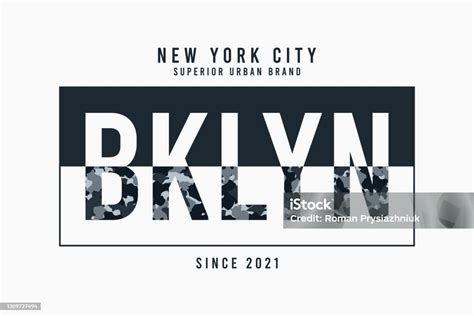 뉴욕 브루클린 티셔츠 디자인 위장 질감과 슬로건 Bklyn 군사 군대 및 카모 스타일의 위장과 의류용 타이포그래피 그래픽 벡터 T 셔츠에 대한 스톡 벡터 아트 및 기타
