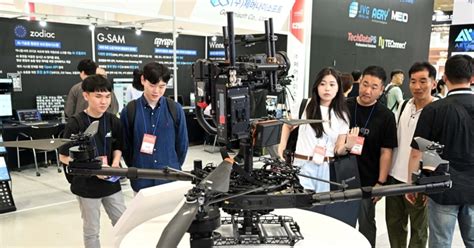 대형 드론 살펴보는 관람객