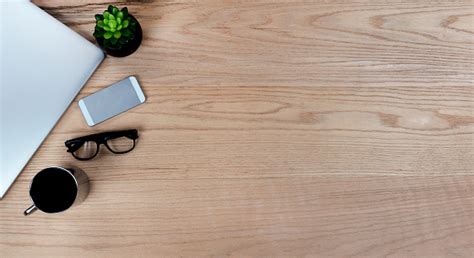 폐쇄형 노트북 컴퓨터와 커피 한 잔이 있는 목재 사무실 책상 테이블 플랫 레이 형식으로 복사가 있는 상단 보기입니다 0명에 대한