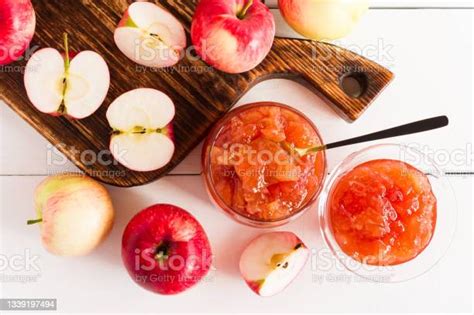 나무 판과 흰색 배경에 향기로운 사과 잼과 사과의 반쪽 맨 위 보기입니다 가을에 대한 스톡 사진 및 기타 이미지 가을 감귤류 과일 건강한 생활방식 Istock