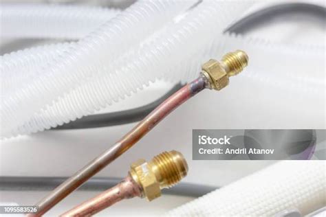 노동자는 에어컨을 설치 하는 준비 중입니다 가스 순환 튜브의 정류입니다 수리 유지 보수 사무실에서 에어컨의 진단 0명에 대한