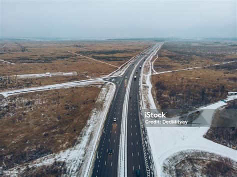 자동차와 화물 물류 트럭 트래픽과 시골에서 겨울 아스팔트 고속도로 또는 고속도로도로에 무인 항공기에서 공중 또는 평면도 0명에 대한 스톡 사진 및 기타 이미지 Istock