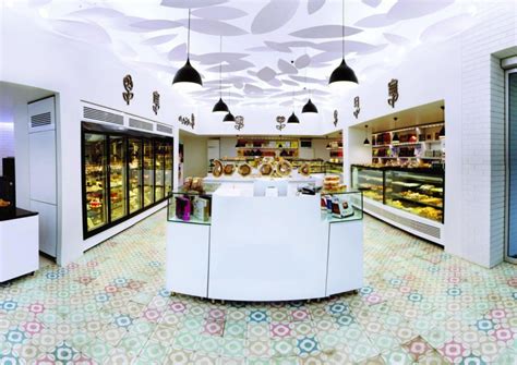 افتتاح فروشگاه جدید قنادی ناتلی فلکه اول تهرانپارس قنادی ناتلی