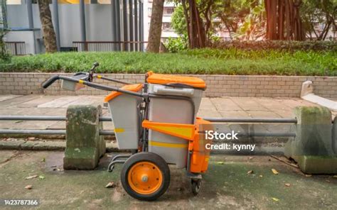 청소 용품이있는 공공 장소에서 깨끗한 카트 걸레 바닥 청소를위한 양동이 빗자루 특종 가정용 화학 물질 가정용 걸레 0명에 대한 스톡 사진 및 기타 이미지 Istock