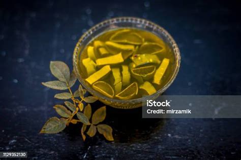 머리 치료 또는 혼합 잘 유리 그릇에 나무 표면에 아몬드 기름으로 머리 빨리 즉 알로에 베라 젤 레몬 주스를 성장 하는 속임수 닫습니다 건강관리와 의술에 대한 스톡 사진 및