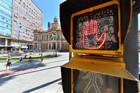 Semáforo para pedestres tem tempo de segundos para travessia Matinal