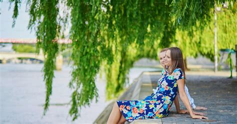 파리의 더운 여름날 센 강 제방에 앉아 있는 로맨틱한 커플 사진 Unsplash의 앉아 이미지