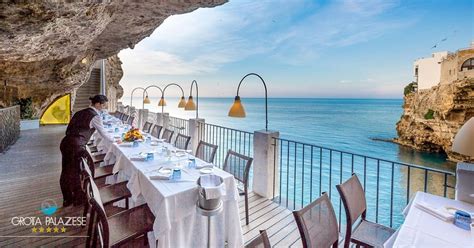 Prelepi Restoran Smešten U Pećini Kraj Mora