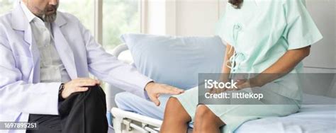 히스패닉 여성 환자와 함께 근본 원인 찾기를 위한 백인 남성 의사 진단 무릎 부상 문제 의료 건강 검진 및 의사 개념과의 검진 25 29세에 대한 스톡 사진 및 기타 이미지