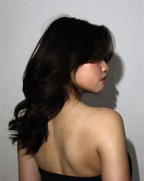 Elegant Side Profile Hairstyle In 2025 Hair Styles Loose Curled Hair