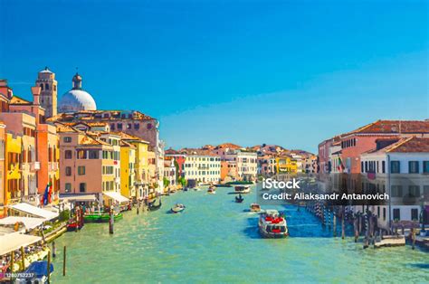 그랜드 운하 수로 베니스 도시 경관의 수채화 그림 스칼지 다리에서 전망을 감상하실 수 있습니다 곤돌라 보트 요트 증기로토가