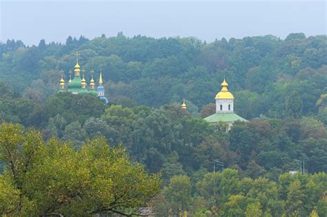 푸른 하늘에 대한 유명한 키예프의 언덕의 놀라운 안개 아침 풍경 풍경 돔 세인트 조지 대성당과 오래된 나무 위에 비두비치 수도원의 고대 마이클 대성당 키예프 0명에 대한