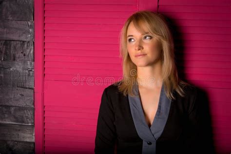 Pi kna M oda Dziewczyna W Garniturze Zdjęcie Stock Obraz złożonej z bizneswoman femaleness