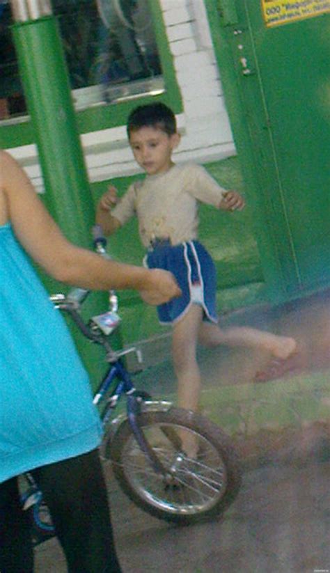 Мальчик в велюровых шортах скрытая камера Шорты фото