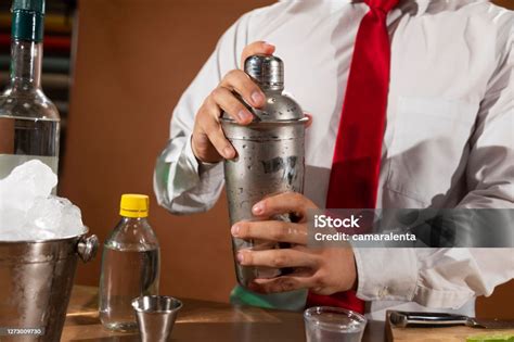 바에서 칵테일 셰이커로 알코올 음료를 준비하는 바만은 리큐어 잔을 들고 있다 칵테일 쉐이커에 대한 스톡 사진 및 기타 이미지