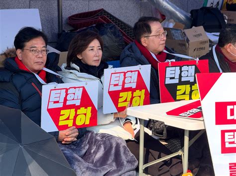 나경원 기자회견 “판사출신으로 초임판사시절 저의 꿈은 헌법재판관이 되는 것 그때 제가 생각한 헌법재판관은 대한민국 최고의 권위있는 가장 존경받는 자리라고 생각했기