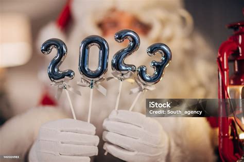 2023년 새해 복 많이 받으세요와 크리스마스 숫자를 들고 있는 산타클로스 2023년에 대한 스톡 사진 및 기타 이미지 2023년 산타 클로스 12월 Istock