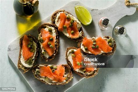 대리석 보드에 훈제 연어와 케이퍼를 곁들인 호밀 빵 샌드위치와 라임 조각을 곁들인 참기름 0명에 대한 스톡 사진 및 기타 이미지 0명 건강한 식생활 고명 Istock