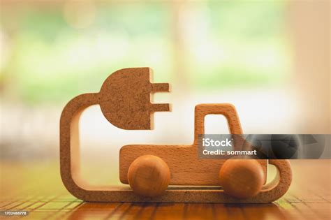 전선과 리튬 배터리가 있는 목조 자동차 연결된 충전 케이블이 있는 기술 배터리 고출력 전기 에너지 깨끗한 전기로 전기 자동차 및