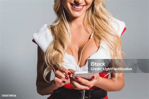 산타 크리스마스 드레스 듣는 음악 이어폰 스마트폰 회색 배경에 고립에 여자의 부분 보기 12월에 대한 스톡 사진 및 기타 이미지 12월 듣기 매혹 Istock