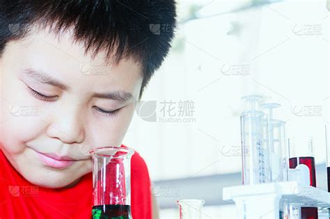 做科学实验的男孩，科学教育。