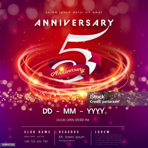 빨간색과 분홍색 추상적 인 미래 공간 배경에 5 년 기념일 로고 템플릿 하이테크 네트워크 디지털 기술 개념 디자인 요소와 숫자를 축 하 하는 5 번째 현대 기술 디자인