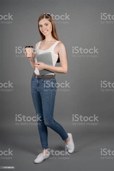 그녀의 손에 커피의 태블릿과 컵을 웃는 비즈니스 우먼의 수직 샷 20 29세에 대한 스톡 사진 및 기타 이미지 20 29세 긍정적인 감정 표현 기업 재무와 산업