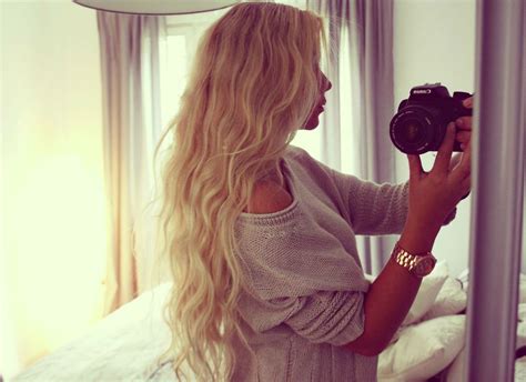 Блондинка с длинными волосами со спины 76 фото