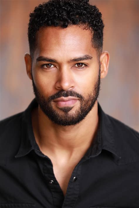 Pin By Fernanda Silveira On Soberanos In 2024 Male Headshot Poses
