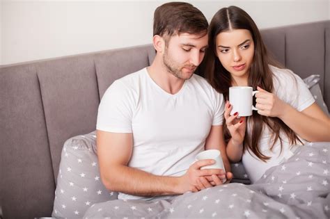 Casal Jovem Sensual Feliz Deitado Na Cama Juntos Foto Premium