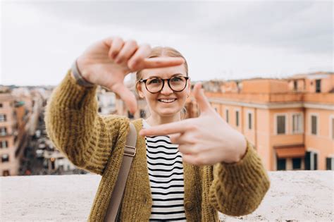 유명한 스페인 계단 꼭대기에 앉아서 셀카 사진을 찍는 로마의 아름다운 날 도시 풍경을 즐기는 여자 유명한 랜드 마크를 여행하는