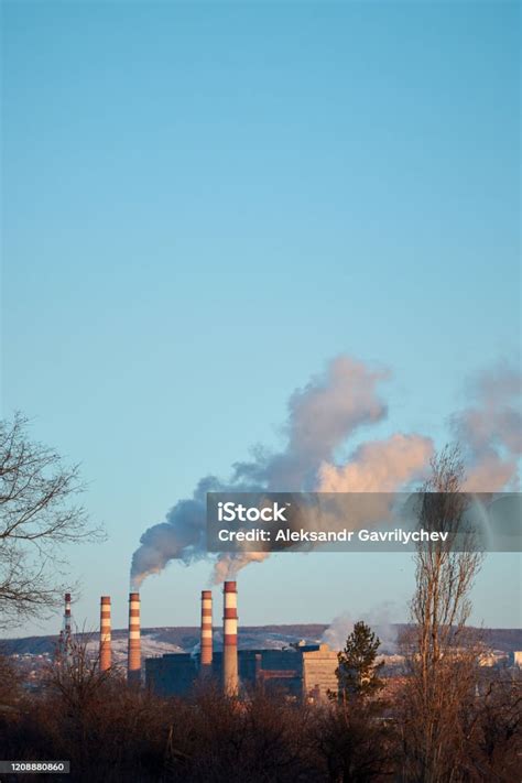 이 공장은 화창한 날에 파이프에서 연기와 스모그를 방출하고 오염 물질이 대기로 유입됩니다 0명에 대한 스톡 사진 및 기타 이미지 0명 공장 산업 건물 기후 묘사