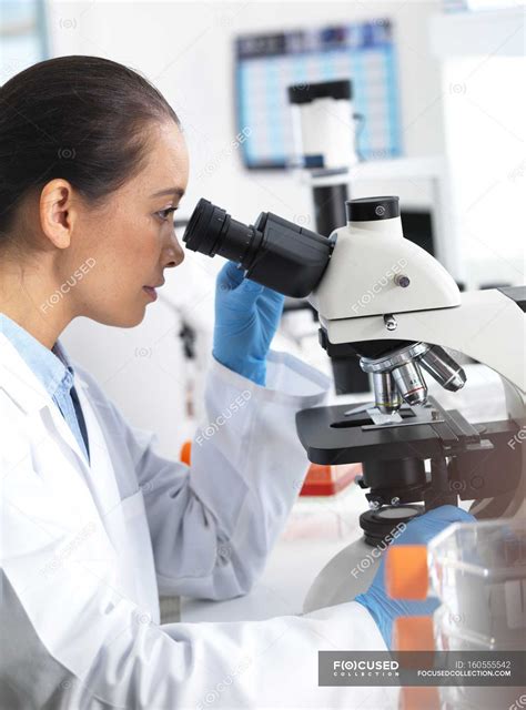 Female Scientist Viewing Tissue Sample Under Microscope — Clinical Research Science Stock