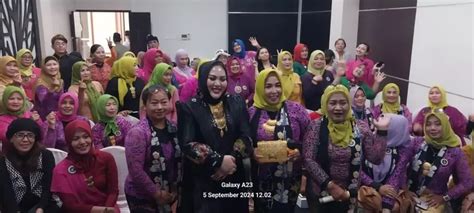 Heboh Perempuan Emas Temui Fans Di Kota Malang Tell The Truth
