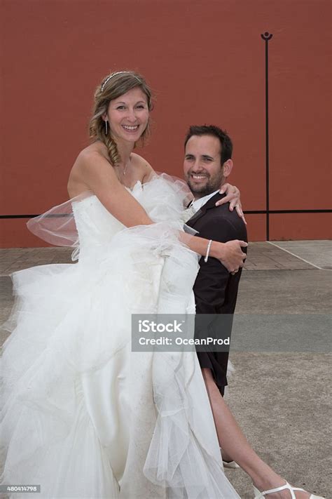 사랑스러움 및 행복함 웨딩 커플입니다새로운 결혼 커플입니다 2015년에 대한 스톡 사진 및 기타 이미지 2015년 결혼식 기혼 Istock