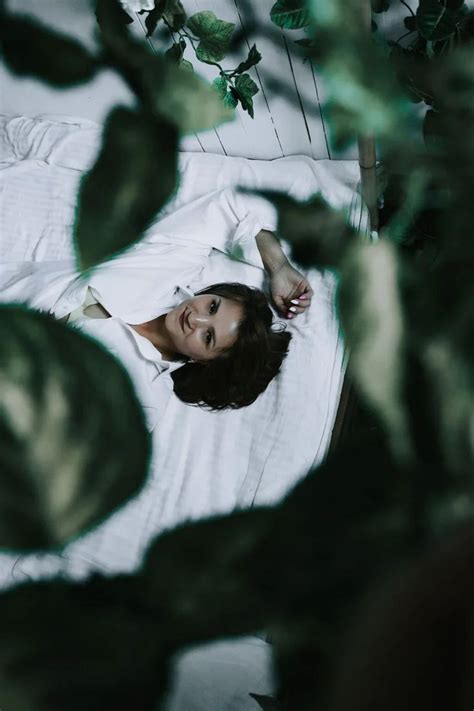 Девушка в белой рубашке