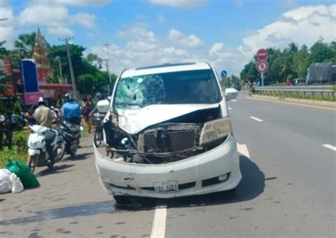 រថយន្តនិងម៉ូតូបុកគ្នាស្លាប់មនុស្ស២នាក់នៅលើផ្លូវជាតិលេខ៥ សារព័ត៌មាន នគរវត្ត