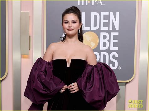 Selena Gomezs Golden Globes 2023 Plus One Revealed Her Sister Gracie