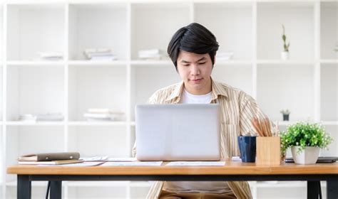 현대 사무실에서 노트북 컴퓨터로 일하는 잘생긴 젊은 아시아 남자 25 29세에 대한 스톡 사진 및 기타 이미지 25 29세 30 34세 개성 개념 Istock