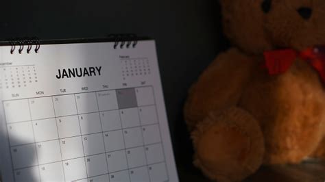 달력과 테디 베어는 사무용 책상 위에 놓여 있습니다 2024년 주최자가 시간표 일일 약속 및 회의실 관리 작업을 계획할 수 있는 달력 0명에 대한 스톡 사진 및 기타 이미지