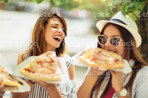 쇼핑 후 피자를 먹는 세 명의 아름 다운 청 녀 들이 함께 즐거운 시간을 보내세요 3 명에 대한 스톡 사진 및 기타 이미지 3 명 건강에 좋지 않은 음식 도시
