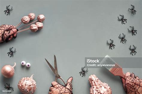 창조적 인 할로윈 플랫은 복사 공간 회색 종이 배경에 누워 검은 메쉬 장갑에 손으로 만든 프레임 페인트 브러시와 장식 호박을 들고 11월에 대한 스톡 사진 및 기타 이미지